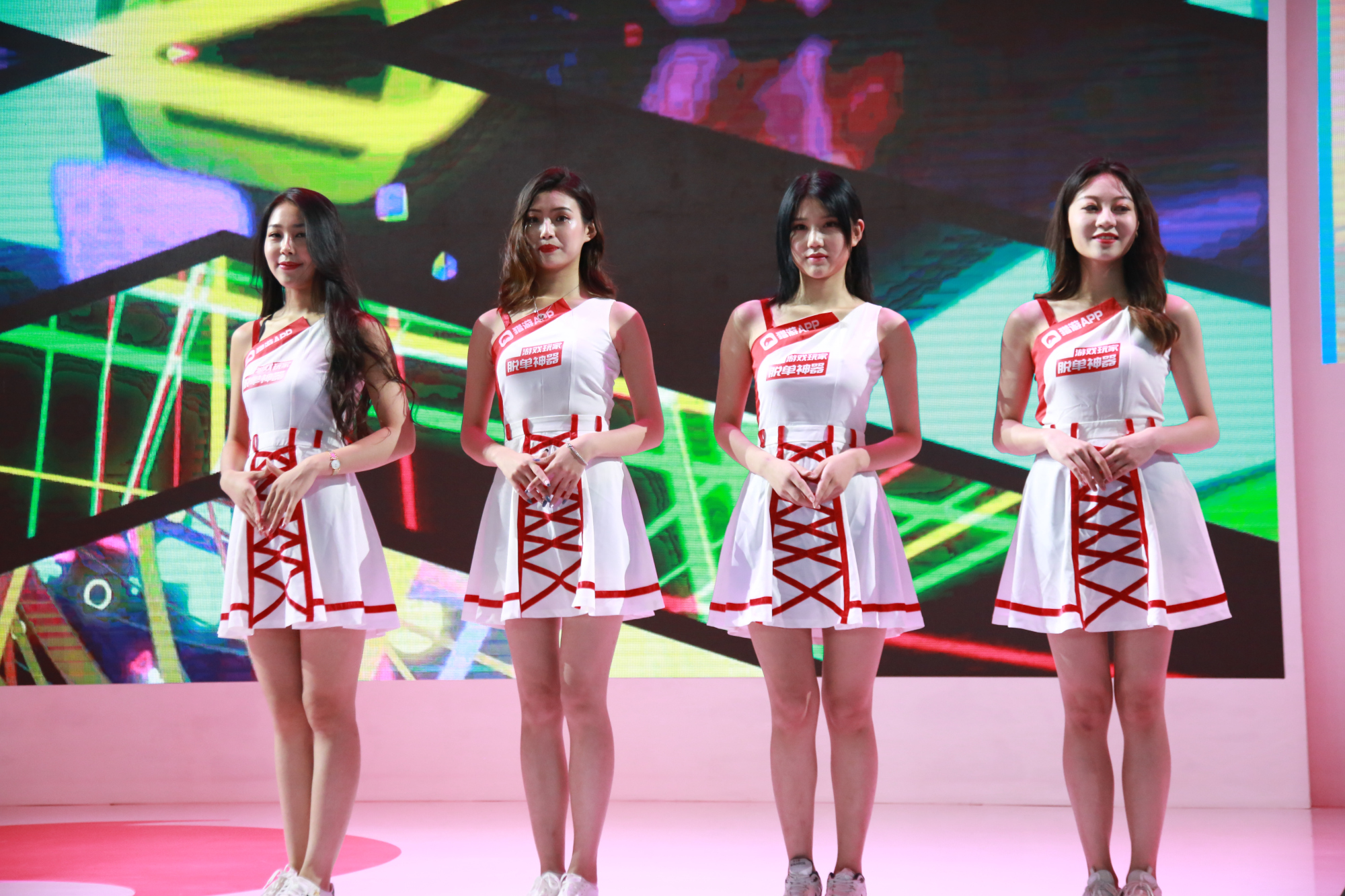 ChinaJoy首个脱单节引非议，五名小姐姐举牌抗议，远离游戏狗！|小姐姐|游戏|参展商_新浪新闻