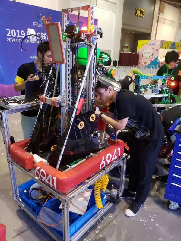 从资格赛50名到夺冠，看高中生机器人团队逆袭背后的故事(含视频)_手机新浪网