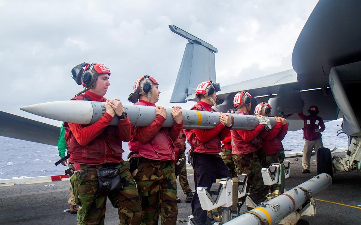 美军AIM-260曝光，专门克制PL-15？其实美国最担心的是这款导弹