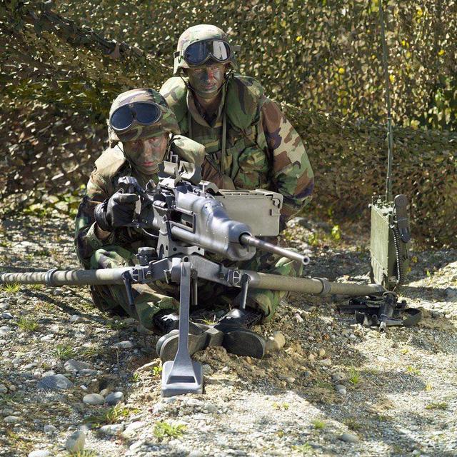 我军新一代山地重机枪亮相：重夺世界最轻大口径机枪宝座|重机枪|枪架|大口径机枪_新浪新闻