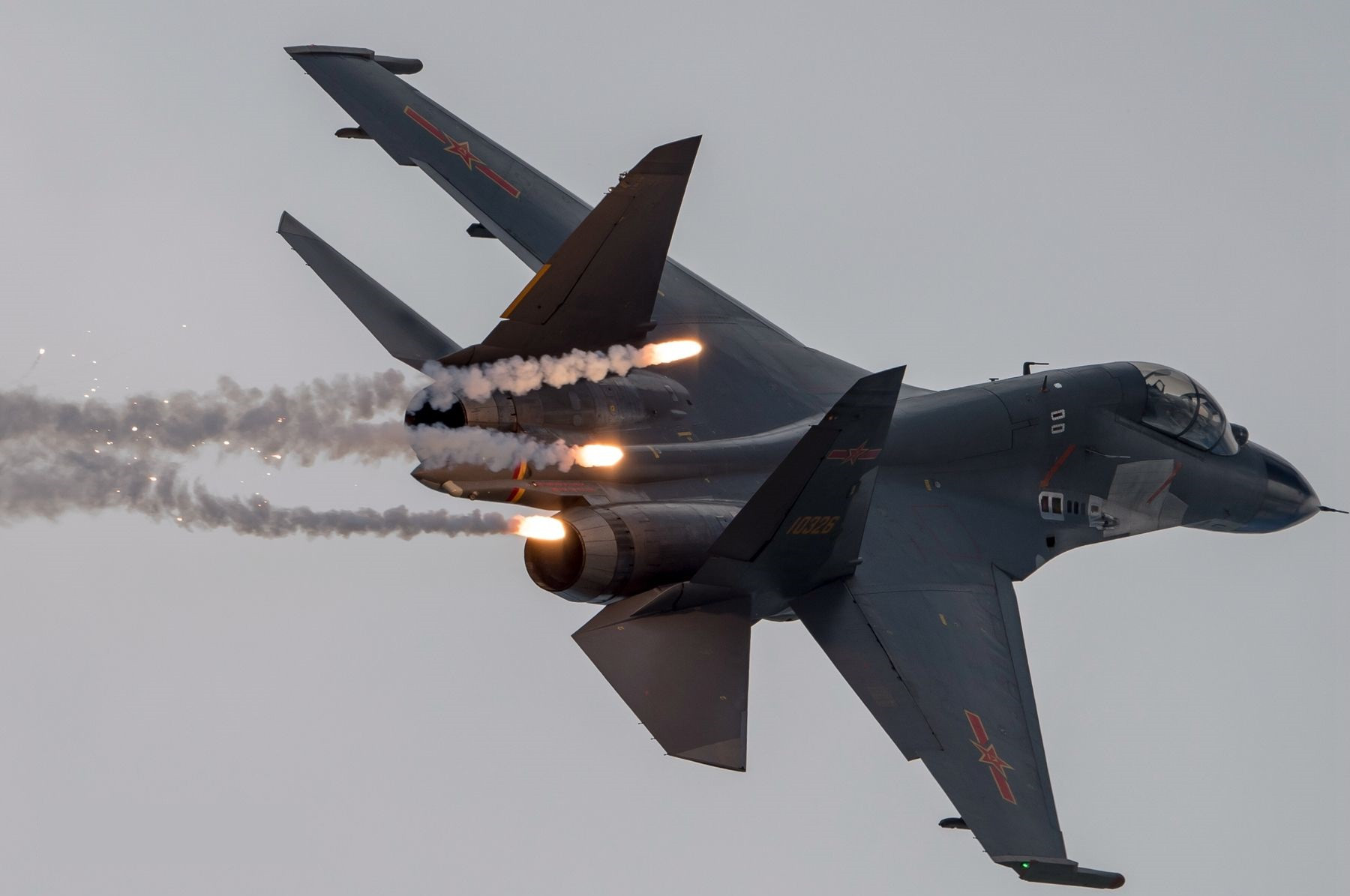 歼-11BS作战半径在1500千米以上，为南部战区坚守最后一班岗|歼-11BS|战斗机_新浪军事_新浪新闻