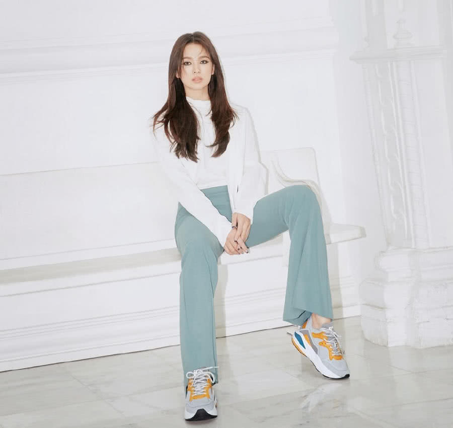 宋慧乔上演脚尖上的艺术，运动鞋踮起高跟鞋视角，比肩全智贤|宋慧乔|脚尖|运动鞋_新浪新闻