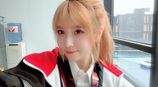 长腿美女主持Nara惊艳LPL季后赛，网友：这还有心思看比赛？