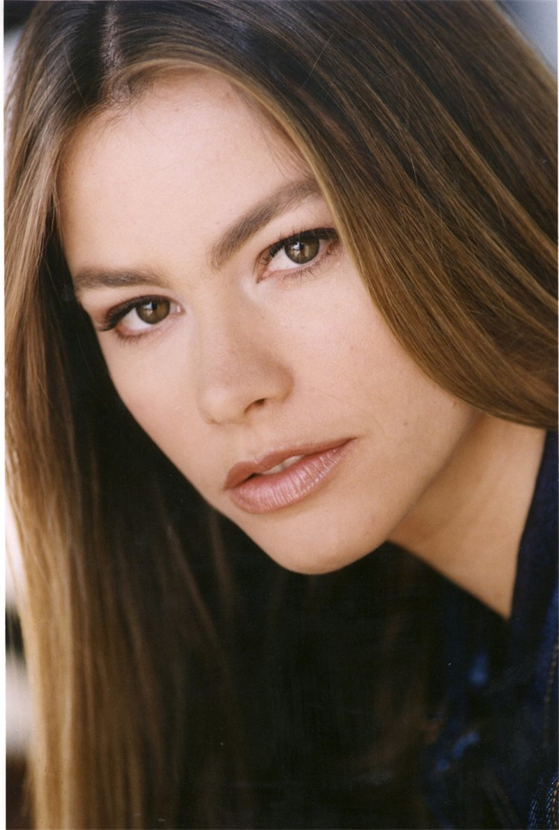 女神写真之索菲娅·维加拉，13岁时想把自己的双乳拿掉|索菲娅·维加拉|基利亚|巴兰_新浪新闻