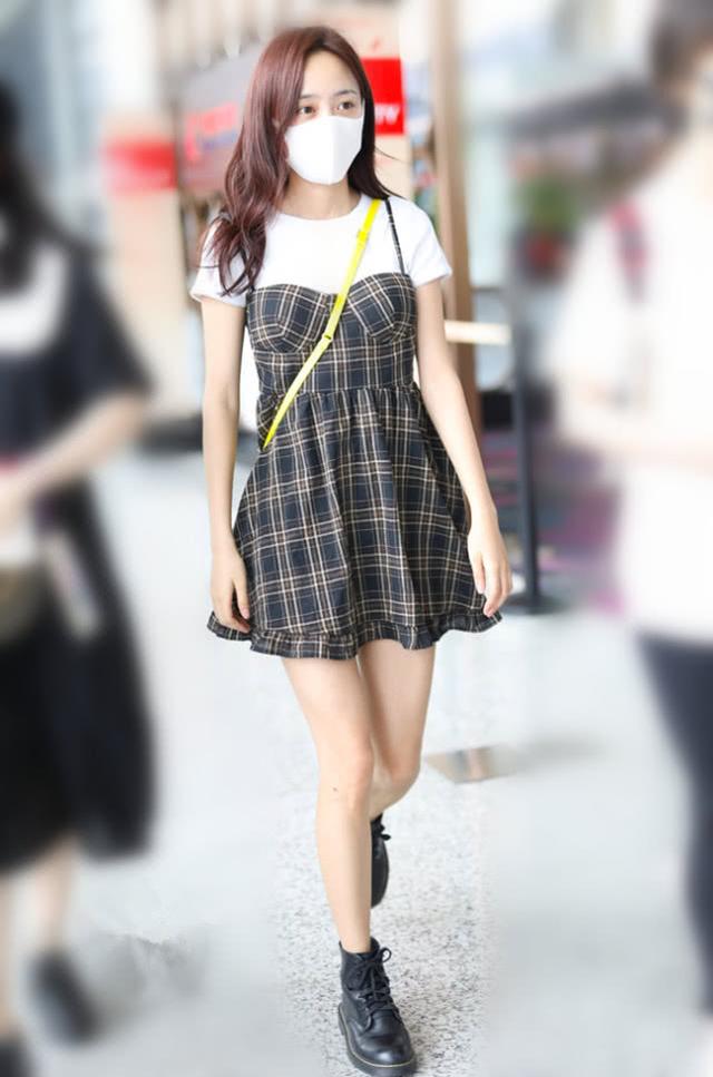 SNH48的二姐黄婷婷，素颜走机场变无眉星人，这颜值能打吗？