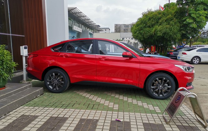 到店实拍宝骏两款全新车型，RM-5/RC-6，全新外观全新LOGO