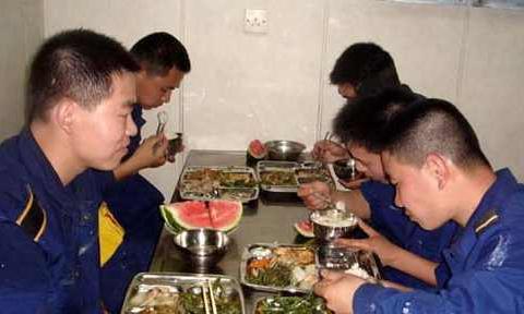 揭秘解放军伙食：饭菜分四个等级，最丰盛的部队跟美军仍有差距|伙食|美军|部队_新浪新闻