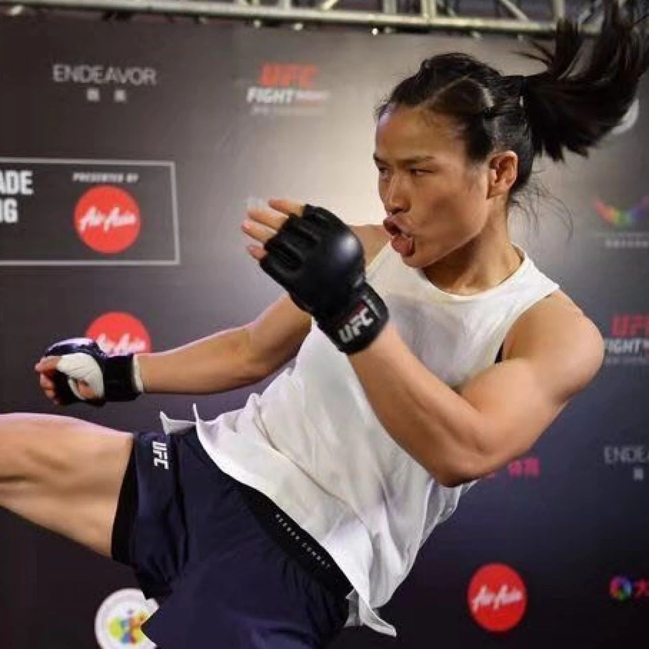 张伟丽早期凶狠KO！这记高扫一般人真扛不住！|UFC_新浪新闻