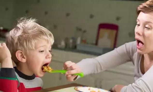 孩子咀嚼能力直接影响语言发育，聪明的家长都这样做