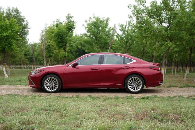 ES260和300h该怎么选？一个车评人眼里的雷克萨斯ES300h-新浪汽车