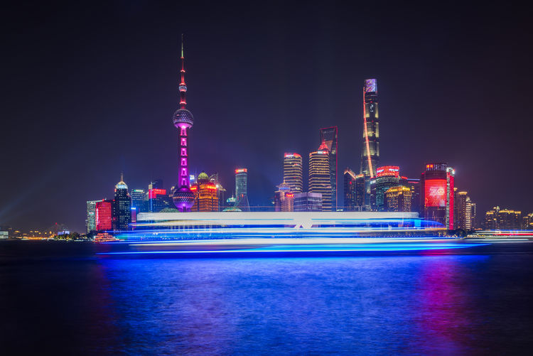 实拍上海陆家嘴夜景灯光秀，中国最美的城市天际线名不虚传|陆家嘴|天际线|夜景_新浪新闻