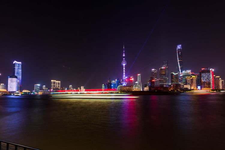 实拍上海陆家嘴夜景灯光秀，中国最美的城市天际线名不虚传|陆家嘴|天际线|夜景_新浪新闻