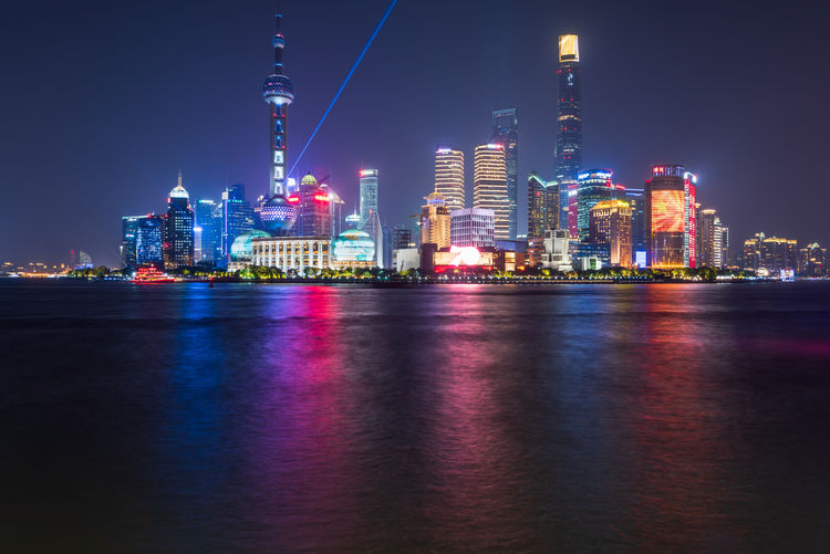 实拍上海陆家嘴夜景灯光秀，中国最美的城市天际线名不虚传|陆家嘴|天际线|夜景_新浪新闻