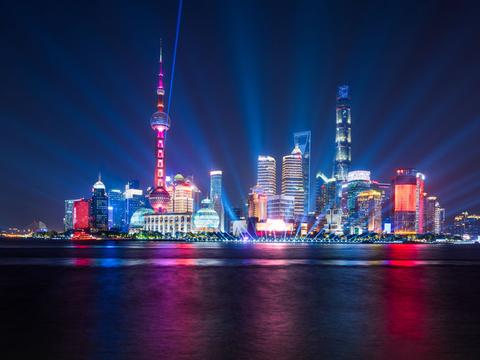 实拍上海陆家嘴夜景灯光秀，中国最美的城市天际线名不虚传|陆家嘴|天际线|夜景_新浪新闻