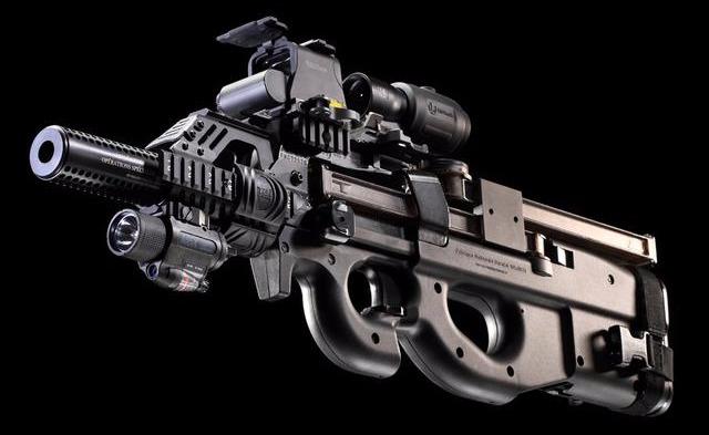 当年被称为最强冲锋枪的FN-P90到底有多强？百米之内无可匹敌