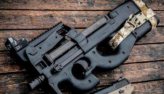 当年被称为最强冲锋枪的FN-P90到底有多强？百米之内无可匹敌