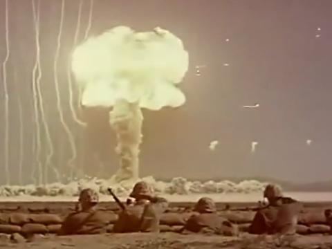 23000吨核弹爆炸，27米爆炸水柱冲天而起，528吨舰船直接被汽化|爆炸|核弹|水柱_新浪新闻