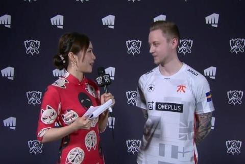 LEC美女主持人Sjokz晒出与Doinb合照，却被余霜成功抢镜|余霜|主持人|小姐姐_新浪新闻