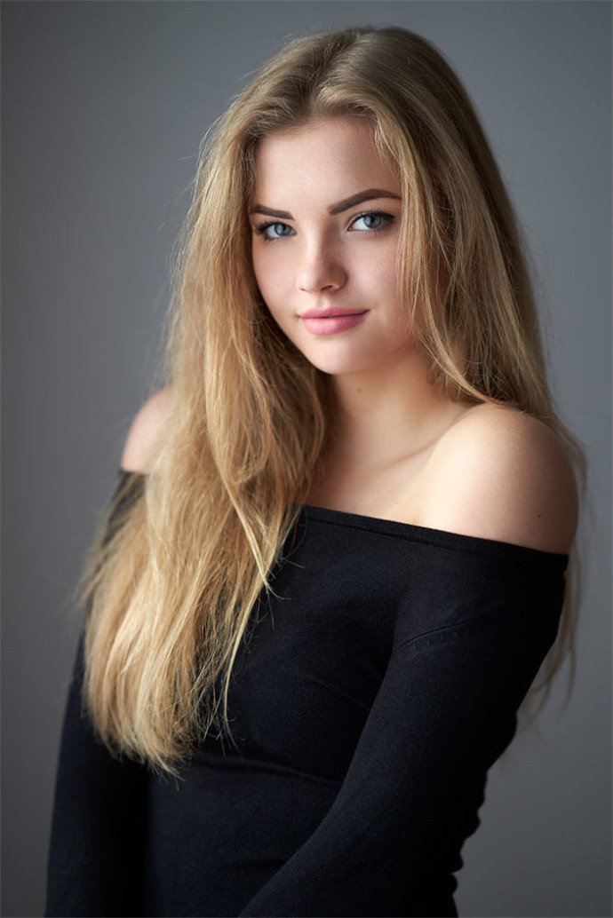 一个女孩名叫Lucy，摄影师Milan R