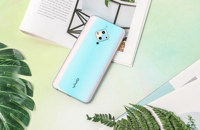 蔡徐坤粉丝挤爆vivo线下门店，vivo S5 ikun定制礼盒的诱惑太大__财经头条