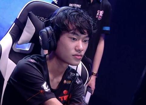 连躲三个蛇女大招！Knight上演“瑞兹惊天教学”|瑞兹|教学|大将军_新浪新闻