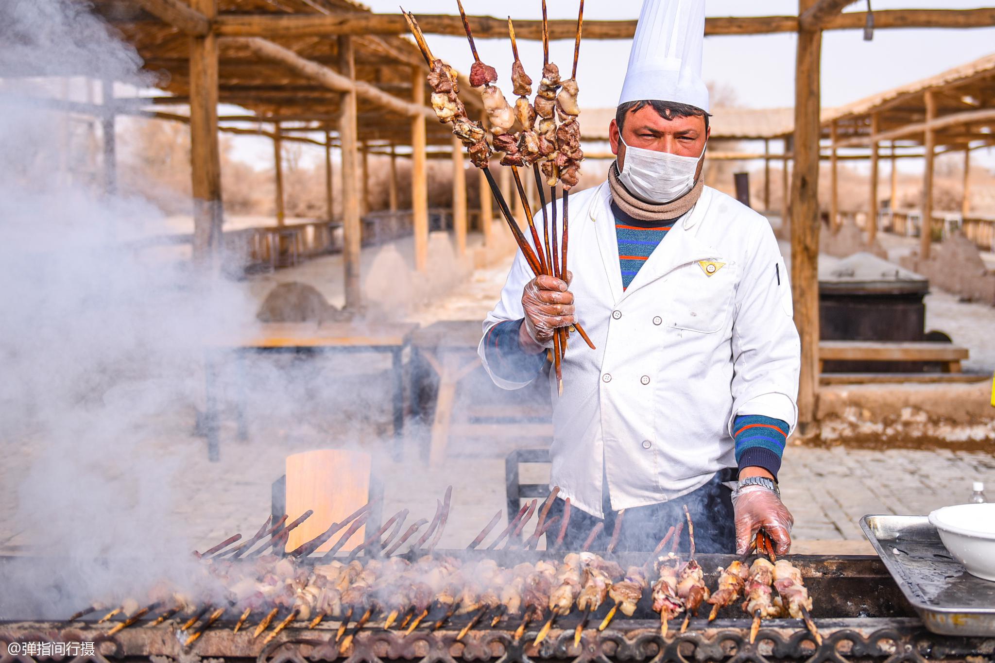 巴楚“红柳烤肉”，不加孜然只撒盐水，这才是正宗的新疆烤羊肉串