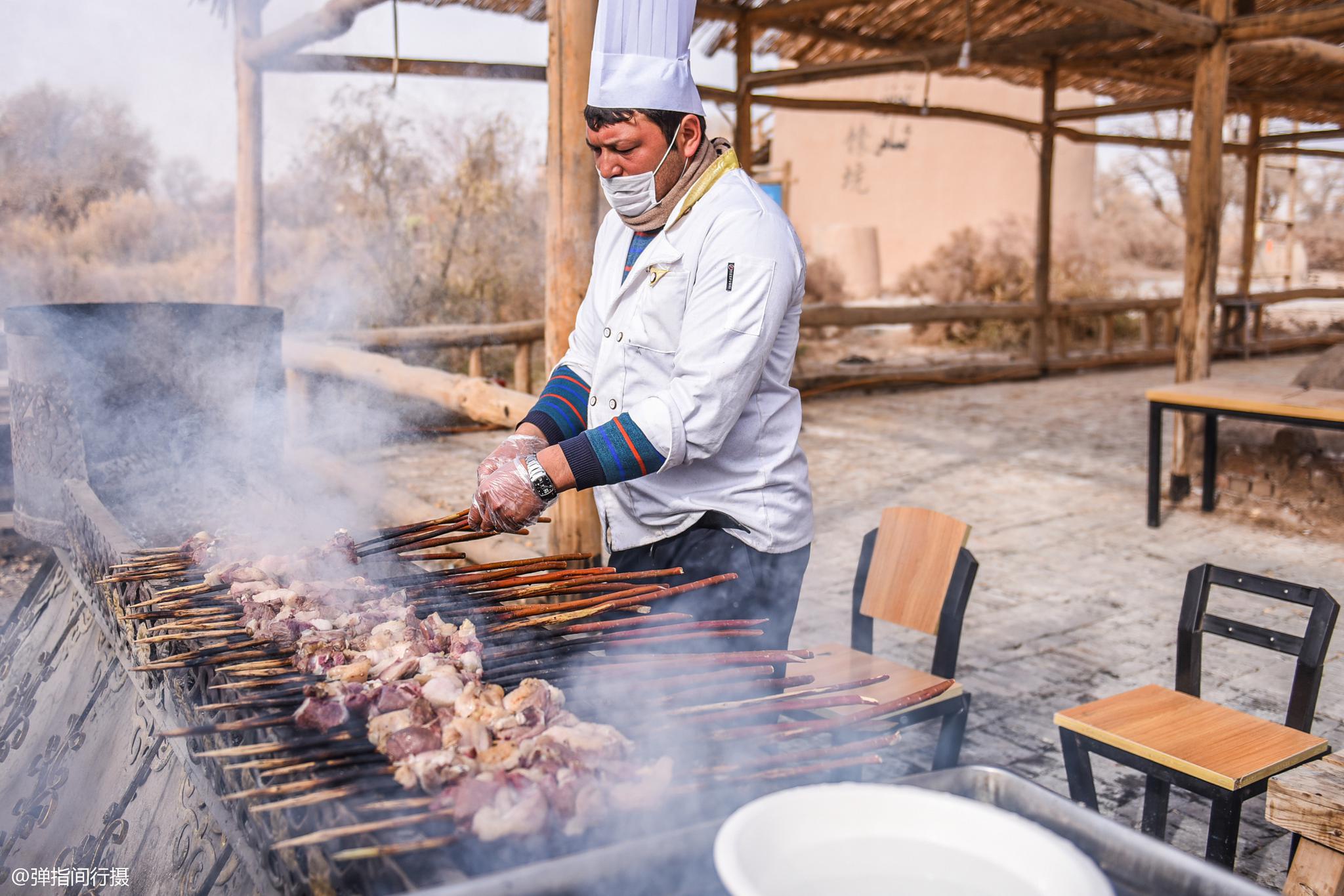 巴楚“红柳烤肉”，不加孜然只撒盐水，这才是正宗的新疆烤羊肉串