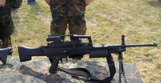 它是MP5同门兄弟，一分钟打完1000发子弹的硬货，绰号步兵杀手