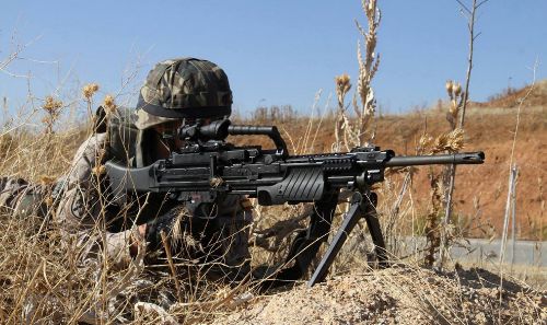 它是MP5同门兄弟，一分钟打完1000发子弹的硬货，绰号步兵杀手