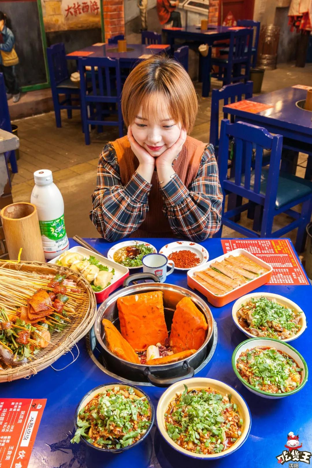 马路边边出冒菜新品了！串串香界的排队奇迹！开到哪儿火到哪儿！