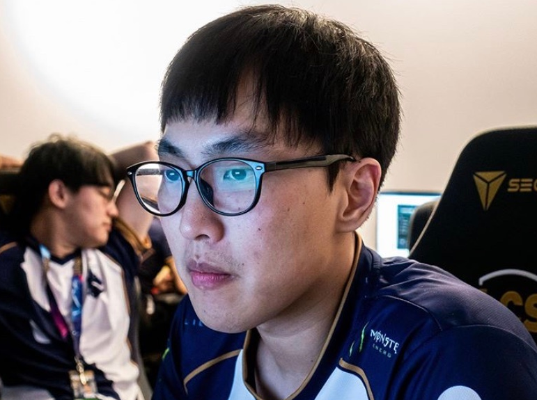 职业选手直播喊话，《英雄联盟》操作不输DOTA2，你怎么看|英雄联盟|玩家|职业选手_新浪新闻