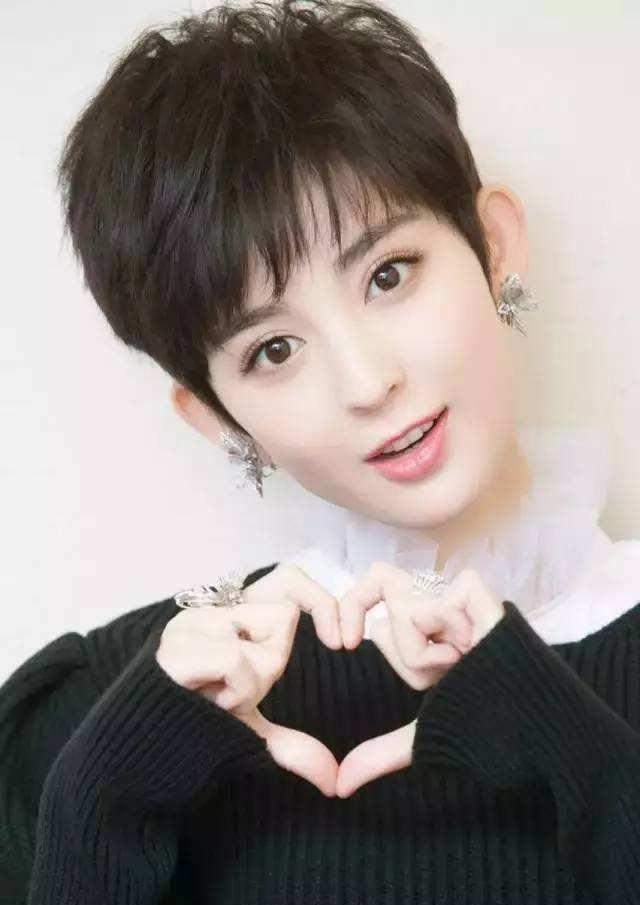 “假小子”中性风发型很好 打理也显气质，女生们也可以很帅气！ 郭采洁 新浪新闻