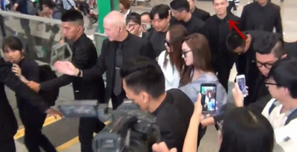 韩国顶级女星安保太夸张，在中国逛街保镖超多，谁知无人认出她|安保|保镖|粉丝_新浪新闻