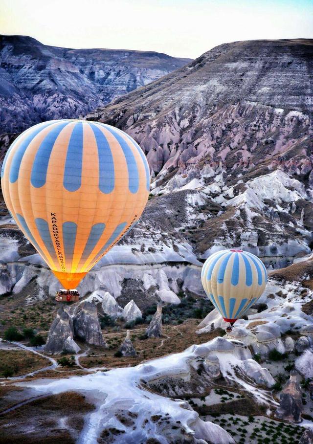 冬季旅游可以去土耳其，坐在热气球里欣赏卡帕多奇亚的雪