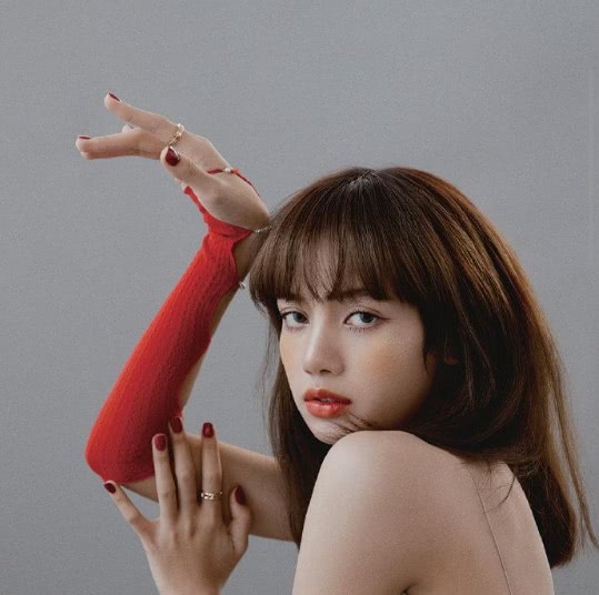 Lisa参加《青春有你2》发布会，现场与蔡徐坤跳捣蒜舞超接地气|青春有你2|蔡徐坤|接地气_新浪新闻