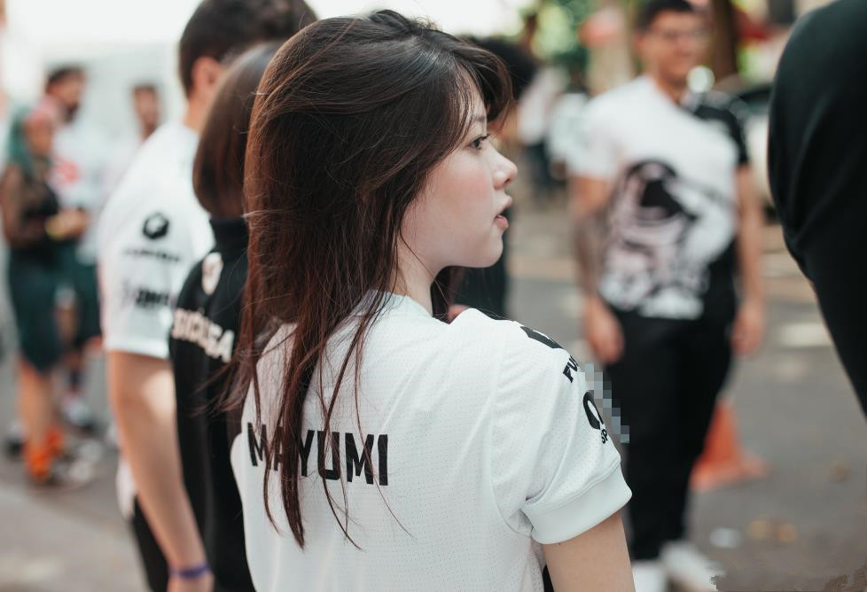 Mayumi晒自拍清纯可爱，但一间房居然有两张床，谁和她睡？|络腮胡|可爱|自拍_新浪新闻