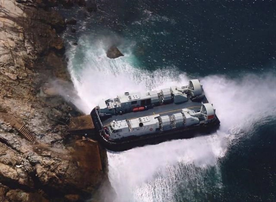 中美气垫船是双胞胎？726A驾驶舱布置大不同，关键之处不一样|气垫船|登陆作战_新浪新闻