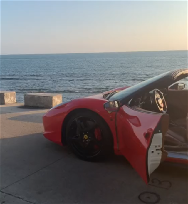 95后白富美的生活：背上万包包，开着法拉利458敞篷海边兜风