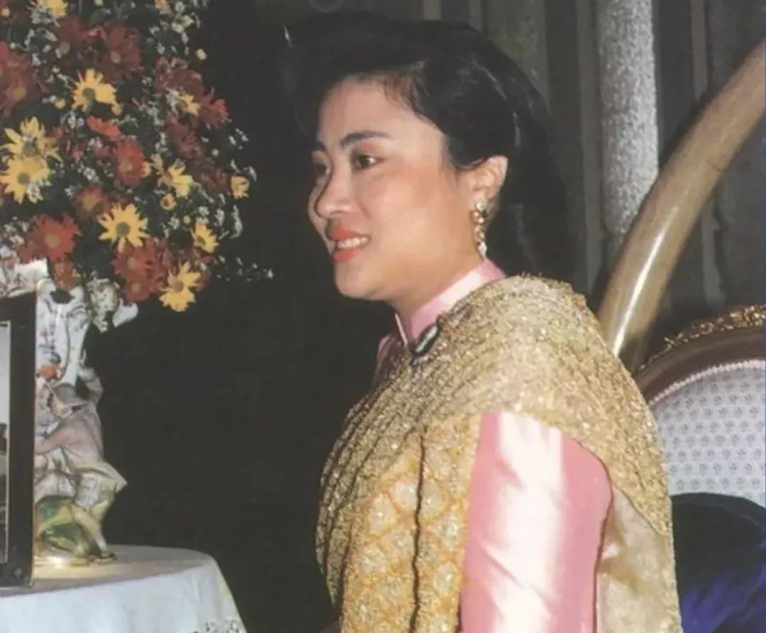 43年前泰王娶颂莎瓦丽！王妃娇媚一笑惹人怜