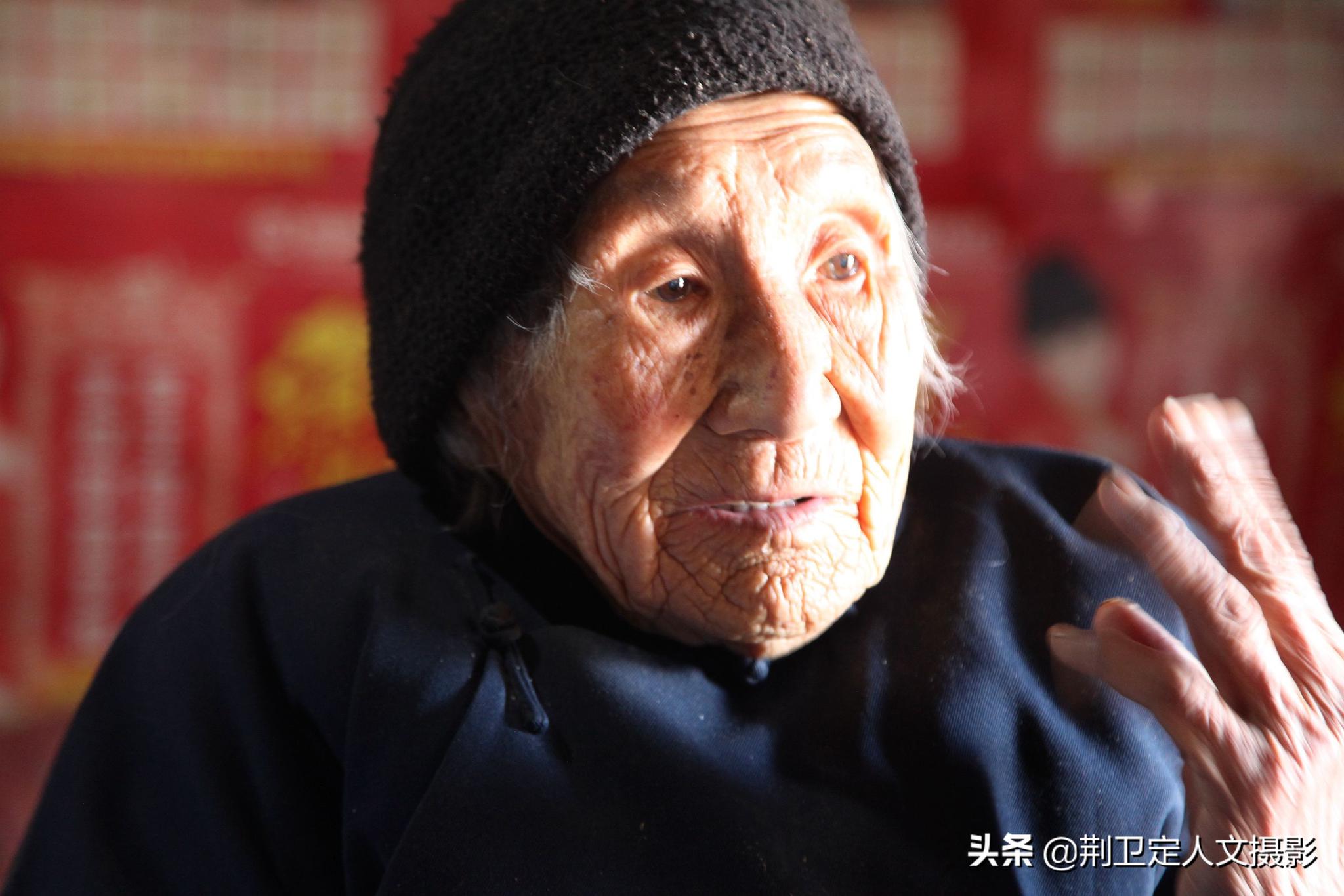 农村109岁老奶奶喜欢喝白酒,过年收到10瓶,看能喝多少天老奶奶侄子农村新浪新闻