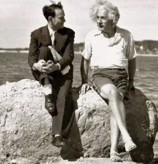 为何教科书上的爱因斯坦只有半身照？罕见全身照曝光，难为摄影师