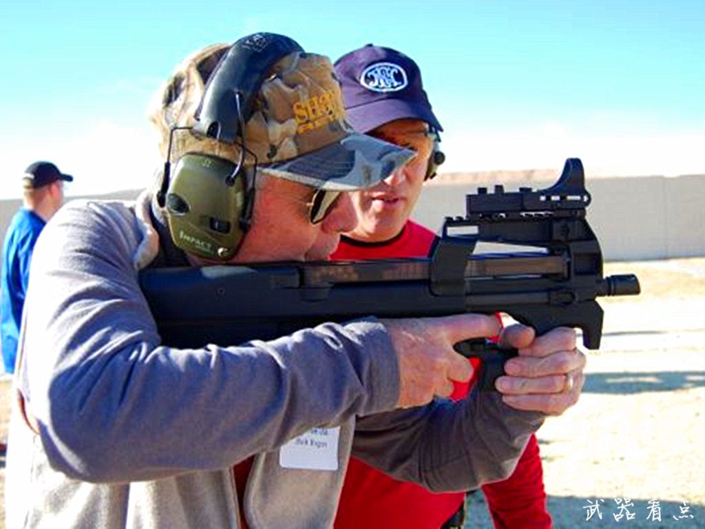 军事丨比利时P90冲锋枪，因种种原因，始终未能大规模装备|北约_新浪新闻