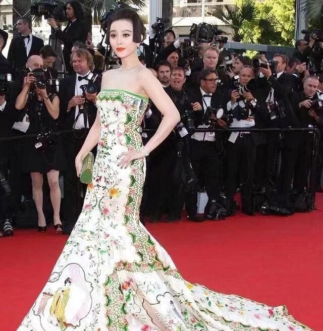 范冰冰的范爷称号真不是靠吹，5套中国风礼服，一套比一套霸气|范冰冰|中国风|礼服_新浪新闻