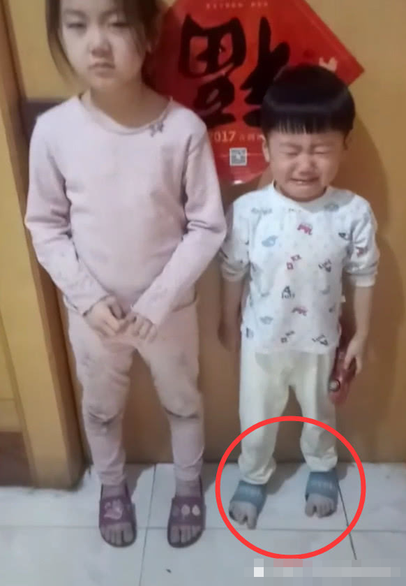 姐弟俩犯错被妈妈罚,看到弟弟的脚时,瞬间笑得直不起腰 姐弟 放假 家务 新浪新闻