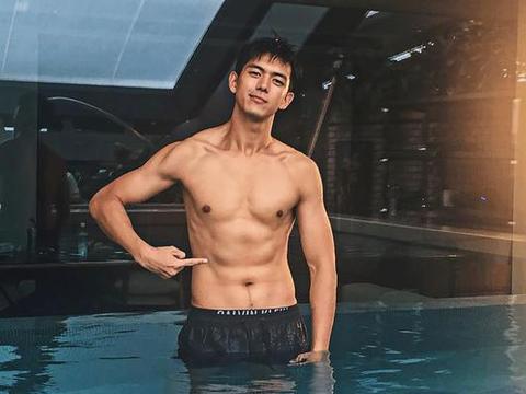 身材最好的男明星！他被称为行走的荷尔蒙，自律的他身材堪称完美|腹肌|身材|男明星_新浪新闻
