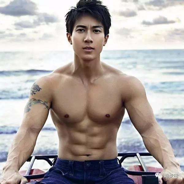 身材最好的男明星！他被称为行走的荷尔蒙，自律的他身材堪称完美|腹肌|身材|男明星_新浪新闻