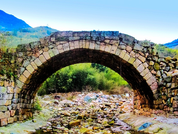 安吉民间古桥三庆桥，卵石构筑的单孔石拱桥，如巨龙环于山溪之上|古桥|安吉_新浪新闻