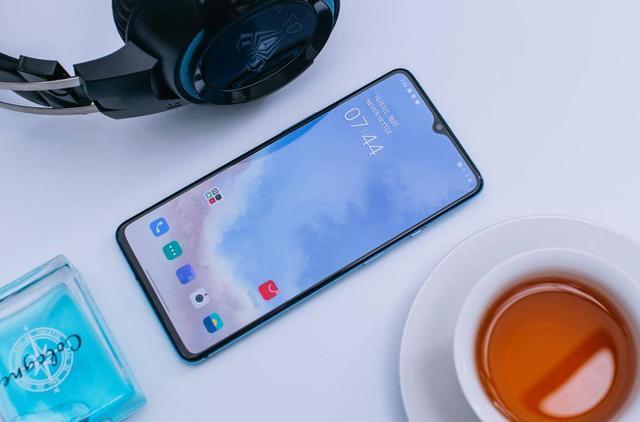 一加太能打，骁龙855Plus+4800万三摄+90Hz，对标华为mate30__财经头条