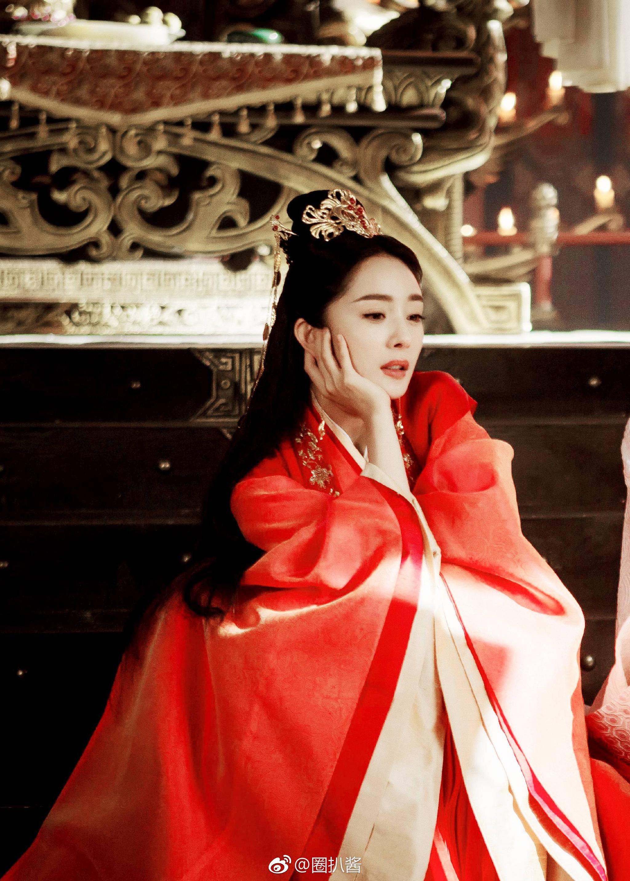 恭喜杨幂2012～2018年艺人新媒体指数top1|杨幂|艺人|新媒体_新浪新闻