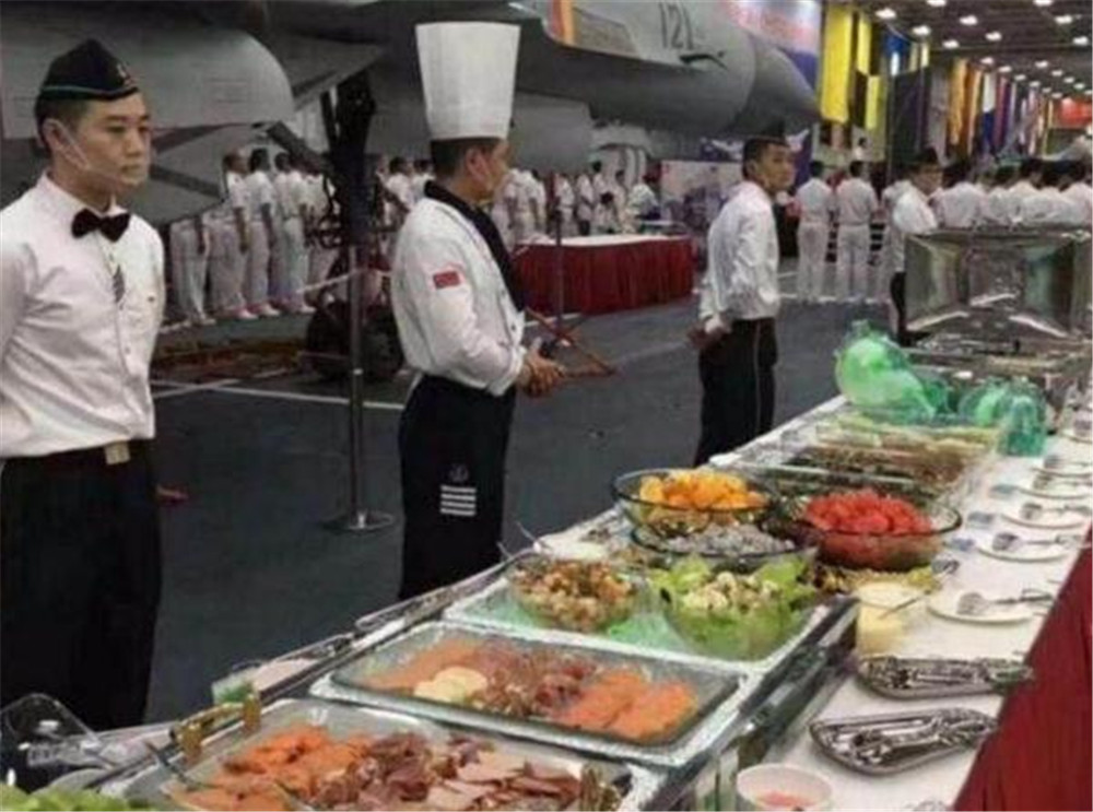 部队伙食是什么样的？士兵们的伙食标准是多少？|伙食|部队|炊事班_新浪新闻